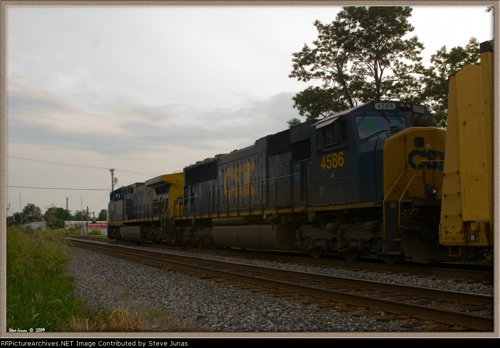 CSX 333,4586 sit in the siding at Morgantown